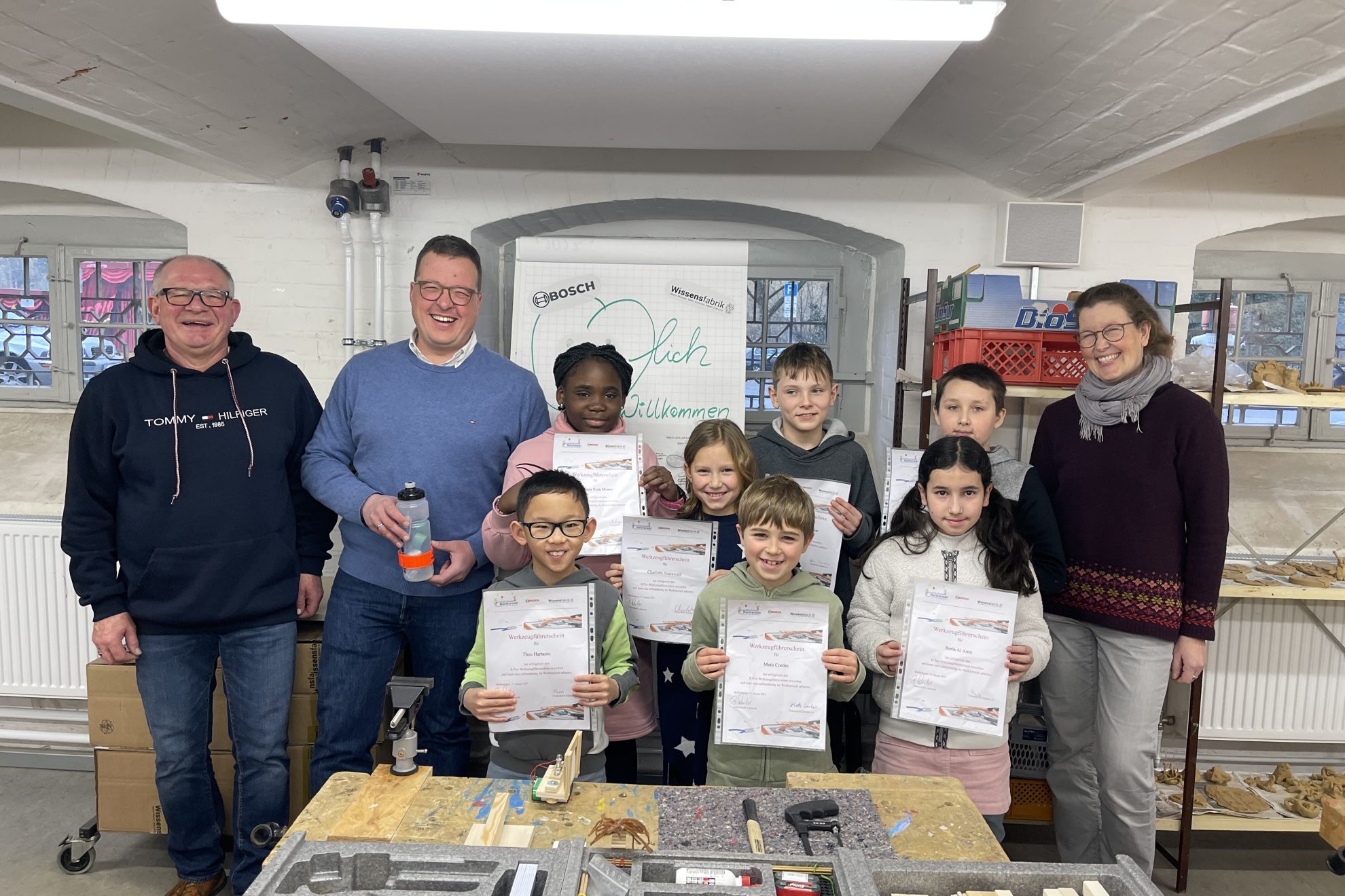 Schröder übergibt den Werkzeugführerschein an GrundschülerInnen der Grundschule Harztorwall im ...